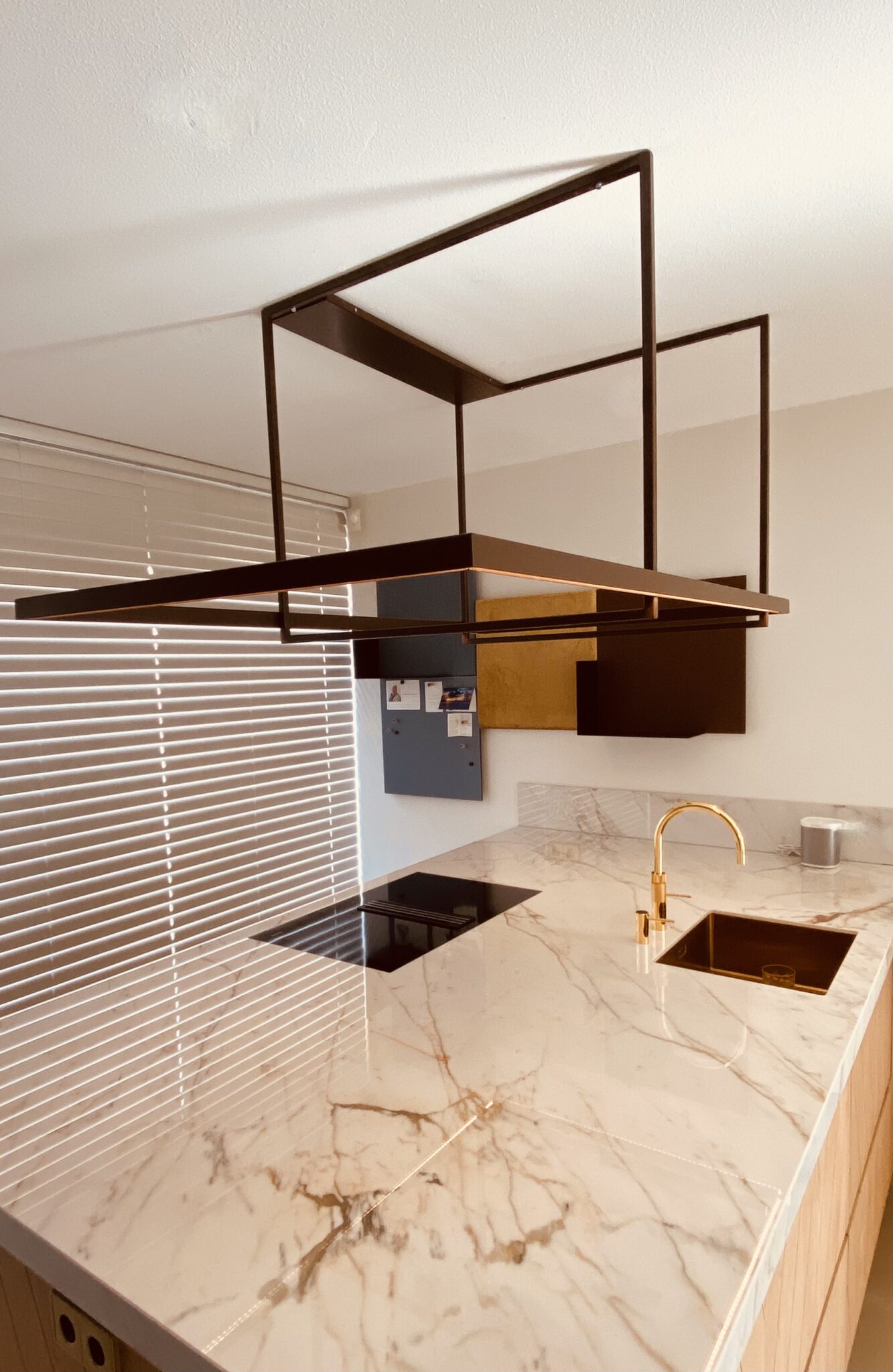 Rek boven tafel met verlichting - Model Johan - Lichtstaal