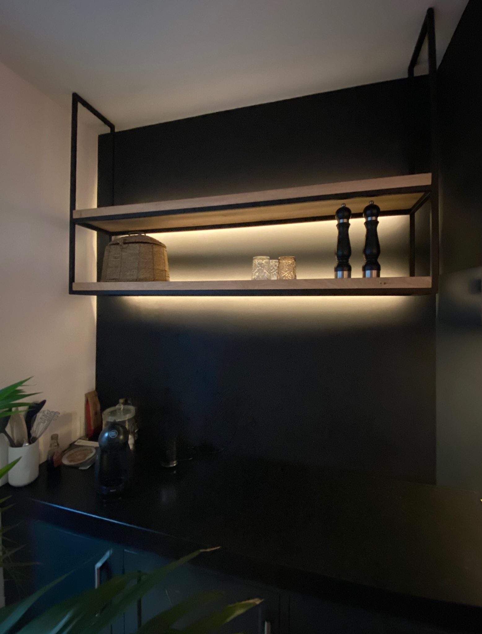 Rek boven tafel met verlichting - Model Johan - Lichtstaal